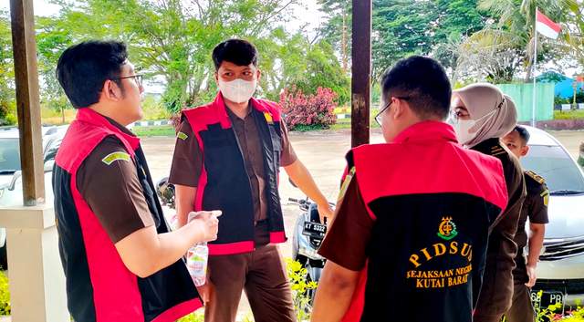 RRI.co.id - Ini Kata Kadis Perkimtan Kubar Usai Kantornya Digeledah ... RRI.co.id - Ini Kata Kadis Perkimtan Kubar Usai Kantornya Digeledah ...